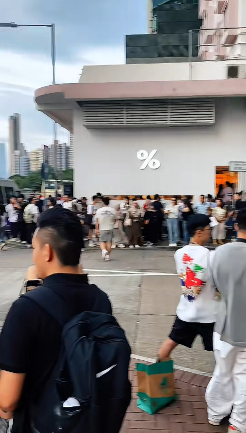 旺角東 MOKO 天橋變內地網紅打卡新景點！上班族：「塞住行人路，有甚麼好拍？」 | ezone