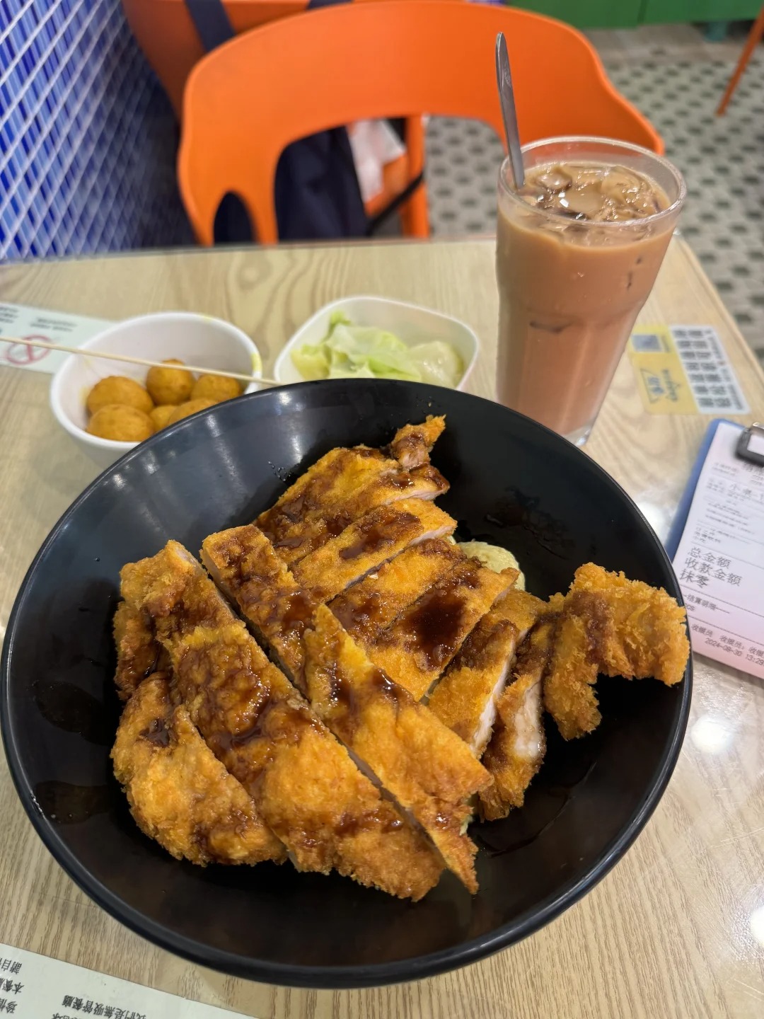 內地KOL分享5大香港奇葩規定 不准帶外來食物入餐廳 汽車不用讓行人 | ezone