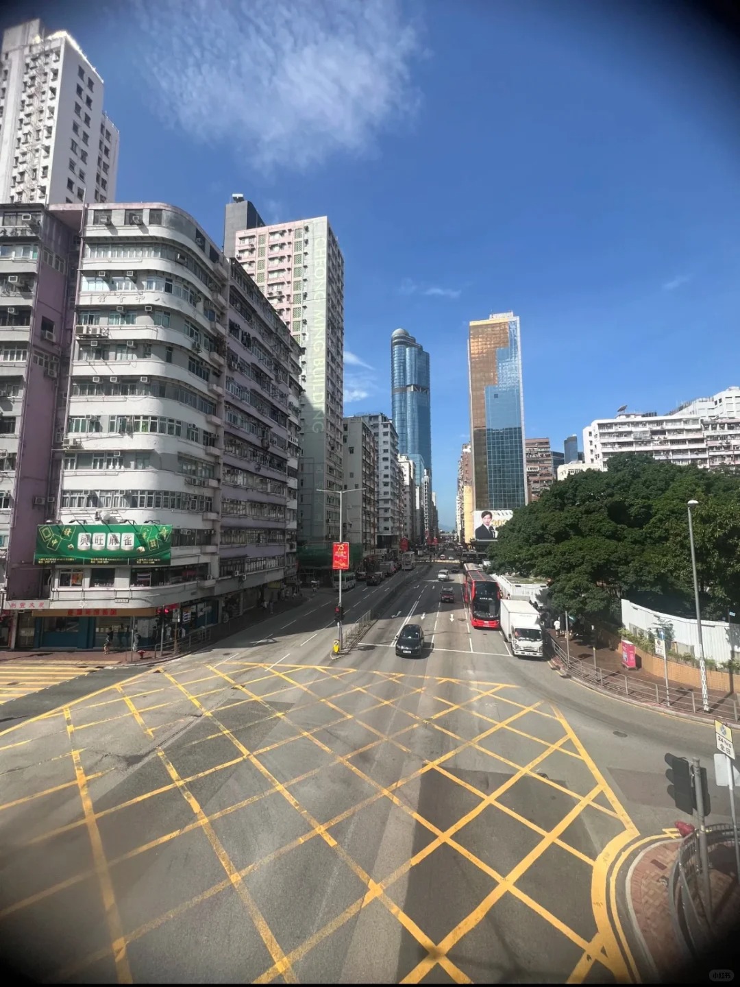 旺角東 MOKO 天橋變內地網紅打卡新景點！上班族：「塞住行人路，有甚麼好拍？」 | ezone