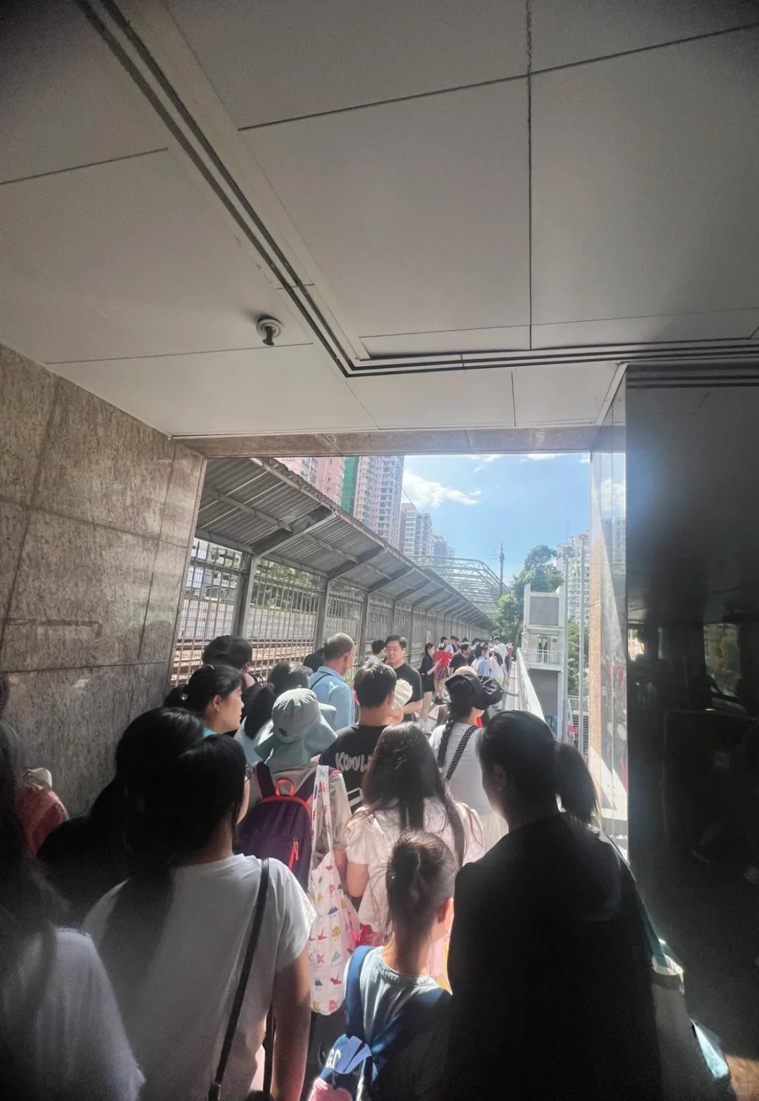 旺角東 MOKO 天橋變內地網紅打卡新景點！上班族：「塞住行人路，有甚麼好拍？」 | ezone