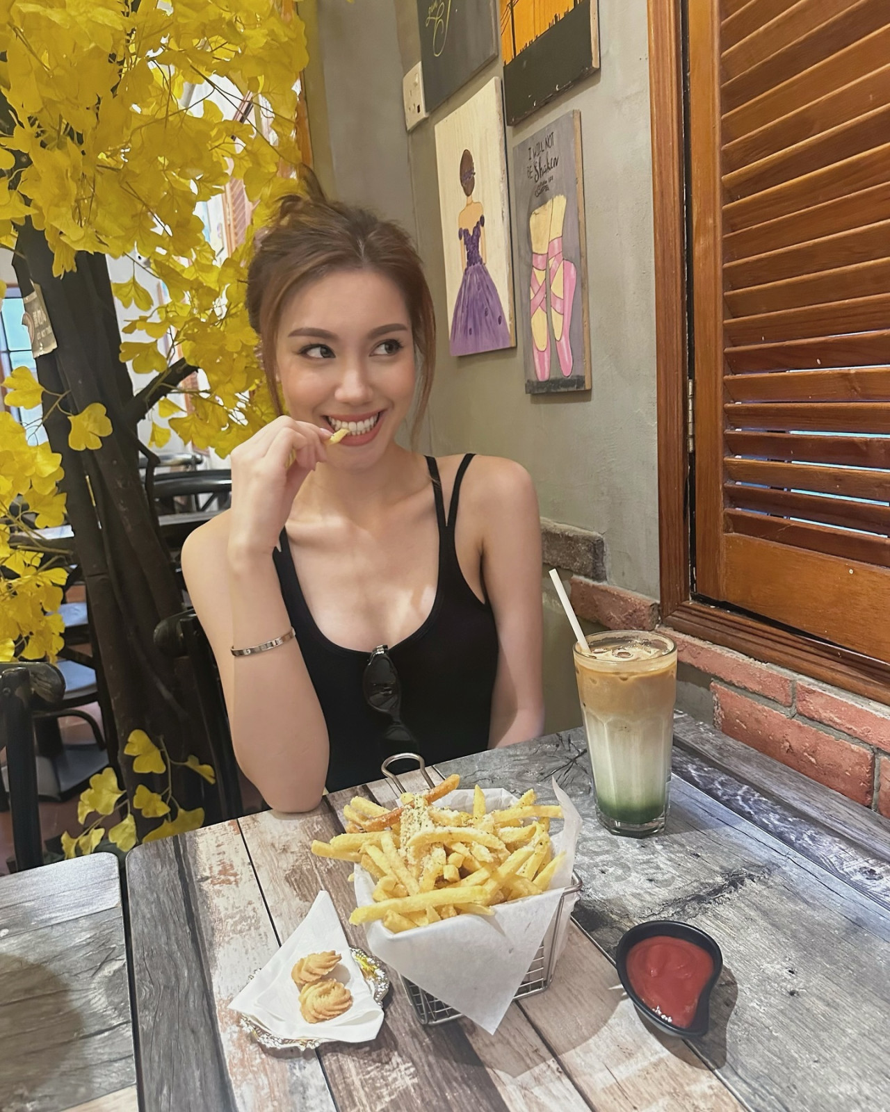 前港姐冠軍暴瘦後上圍突然極限升級 胸形盡現入行4年身材愈見豐滿唔同晒 | UHK 港生活