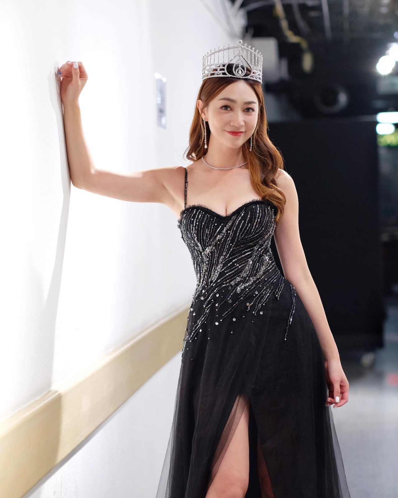 兩屆港姐冠軍黃嘉雯馮盈盈尷尬撞衫 偉大身材勢均力敵FYY慘在輸呢樣！ | UHK 港生活