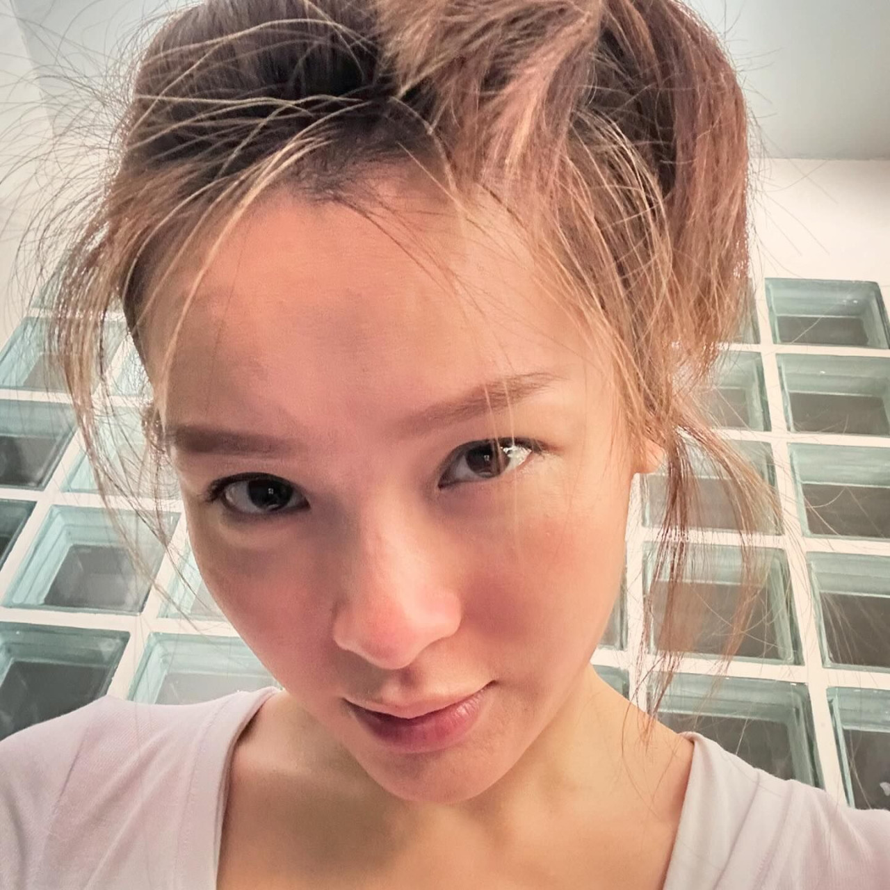 李佳芯IG疑似放閃公開新戀情？Po相被神秘人扭耳仔 5字愛的宣言有玄機 | UHK 港生活