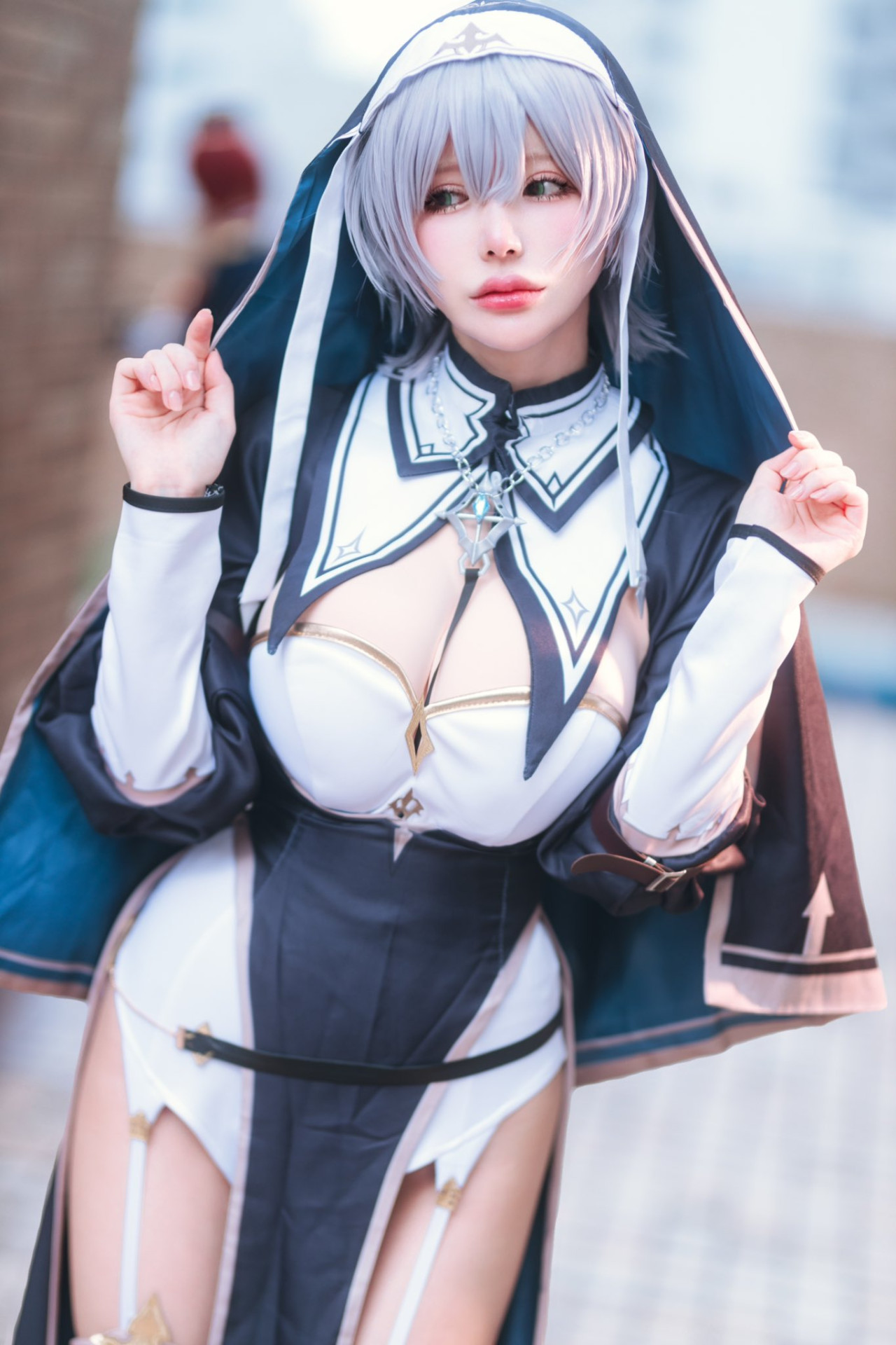 八尺大人Cosplay現身池袋萬聖節 誘人眼神面孔 同場與「貞子」合照 | ezone