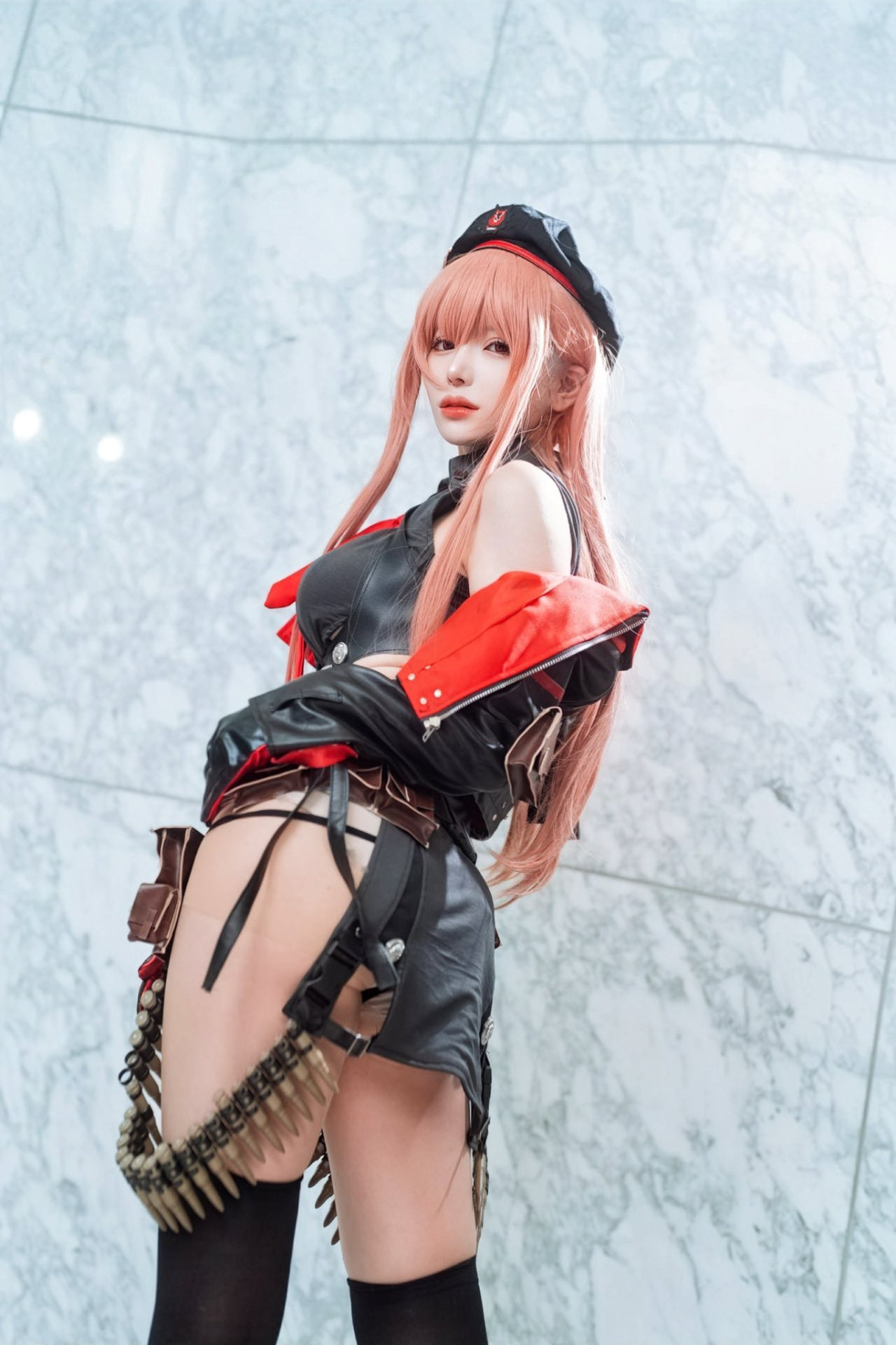 八尺大人Cosplay現身池袋萬聖節 誘人眼神面孔 同場與「貞子」合照 | ezone