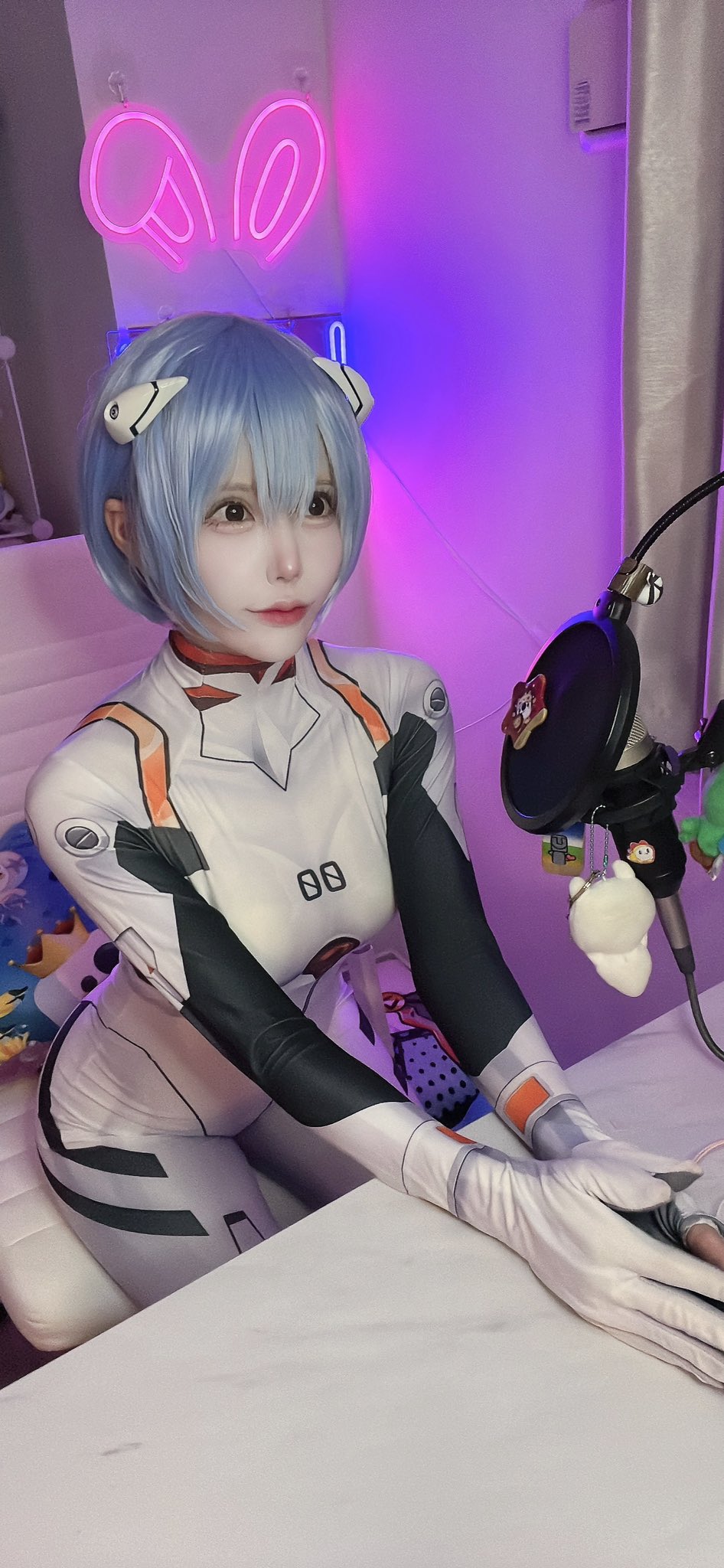 八尺大人Cosplay現身池袋萬聖節 誘人眼神面孔 同場與「貞子」合照 | ezone