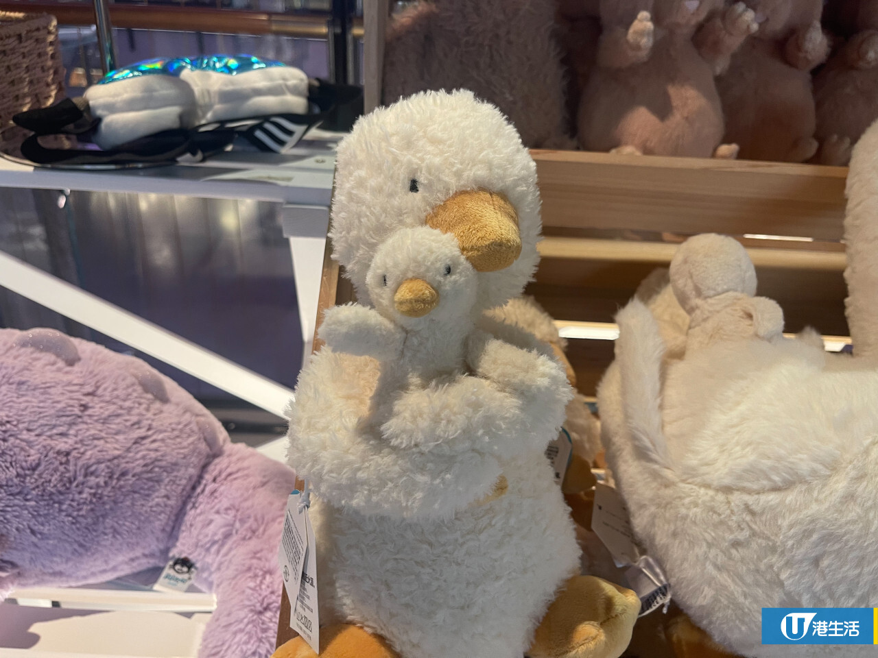 Jellycat 迷注意！銅鑼灣連卡佛快閃店獨家發售粉紅咖啡杯袋 經典兔兔、水煮蛋系列同步登場 | ezone