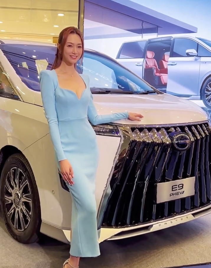 兩屆港姐冠軍黃嘉雯馮盈盈尷尬撞衫 偉大身材勢均力敵FYY慘在輸呢樣！ | UHK 港生活