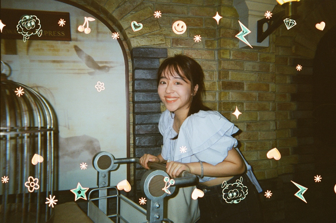 Edan與20歲細妹小如豬面貼面嘟嘴 兄妹零距離親密合照掀熱議 | UHK 港生活