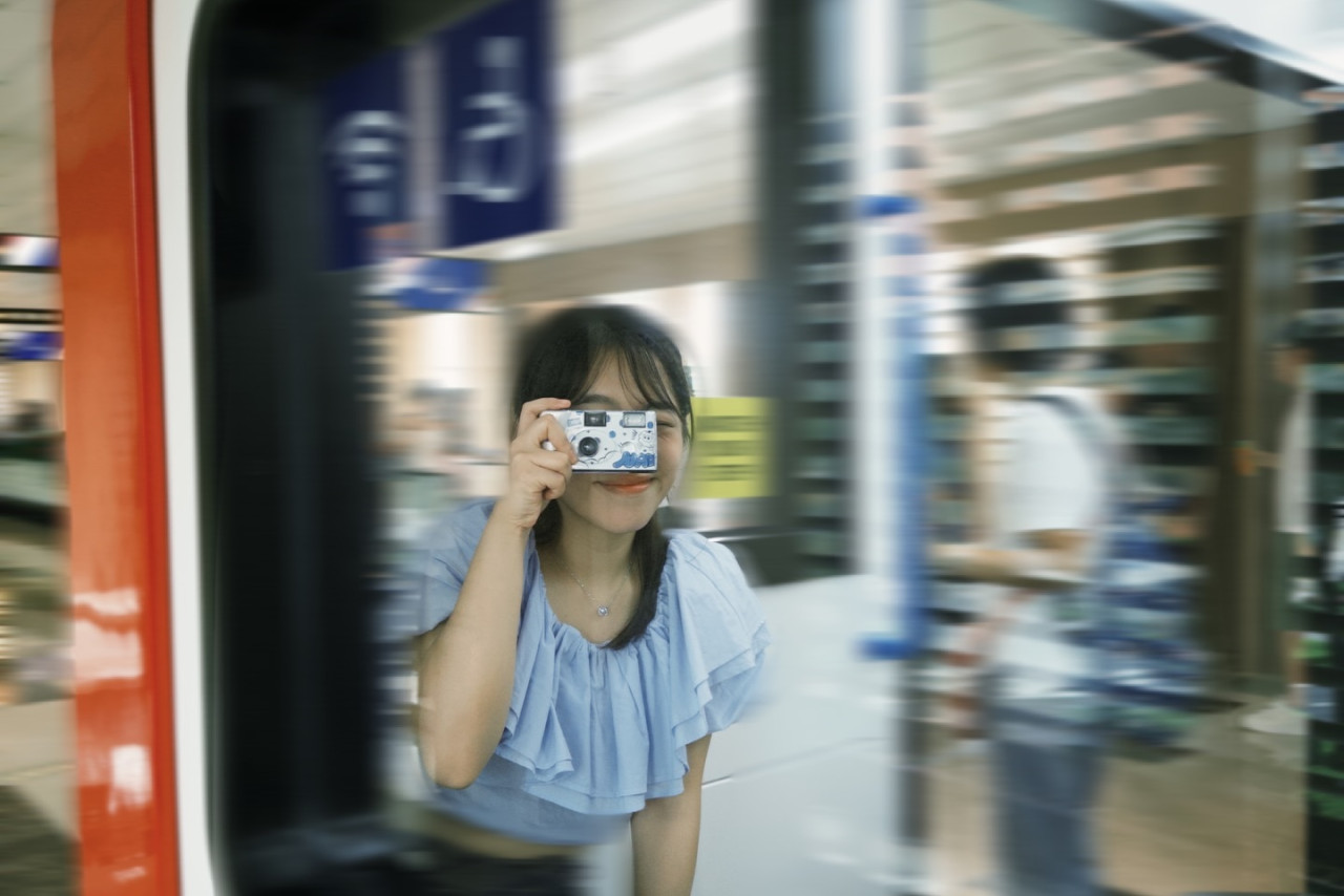 Edan與20歲細妹小如豬面貼面嘟嘴 兄妹零距離親密合照掀熱議 | UHK 港生活