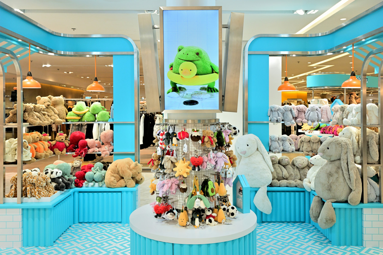 Jellycat 迷注意！銅鑼灣連卡佛快閃店獨家發售粉紅咖啡杯袋 經典兔兔、水煮蛋系列同步登場 | ezone