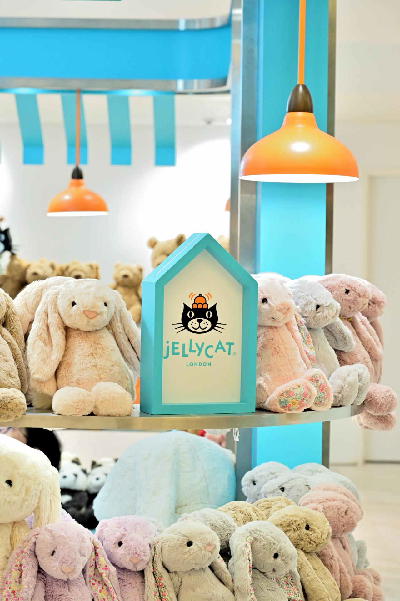 Jellycat 迷注意！銅鑼灣連卡佛快閃店獨家發售粉紅咖啡杯袋 經典兔兔、水煮蛋系列同步登場 | ezone