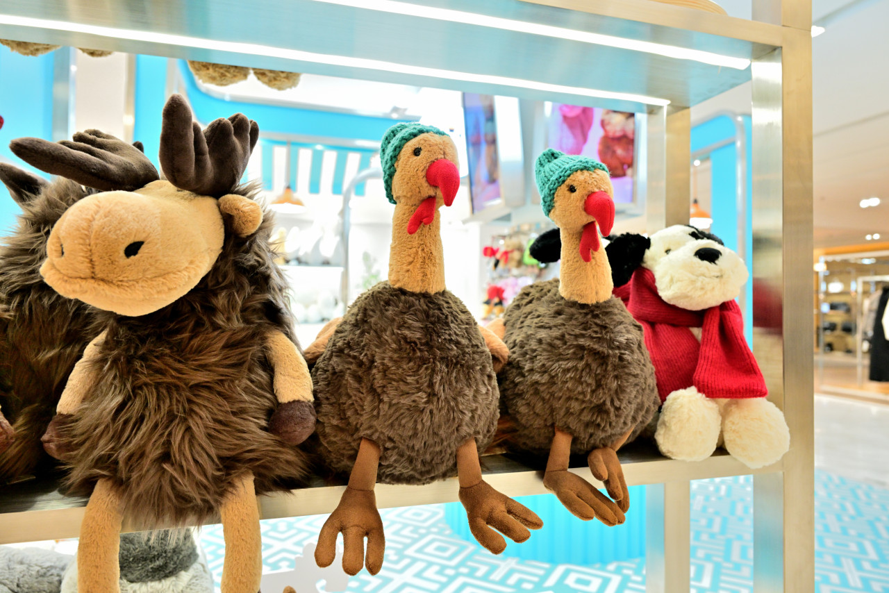 Jellycat 迷注意！銅鑼灣連卡佛快閃店獨家發售粉紅咖啡杯袋 經典兔兔、水煮蛋系列同步登場 | ezone