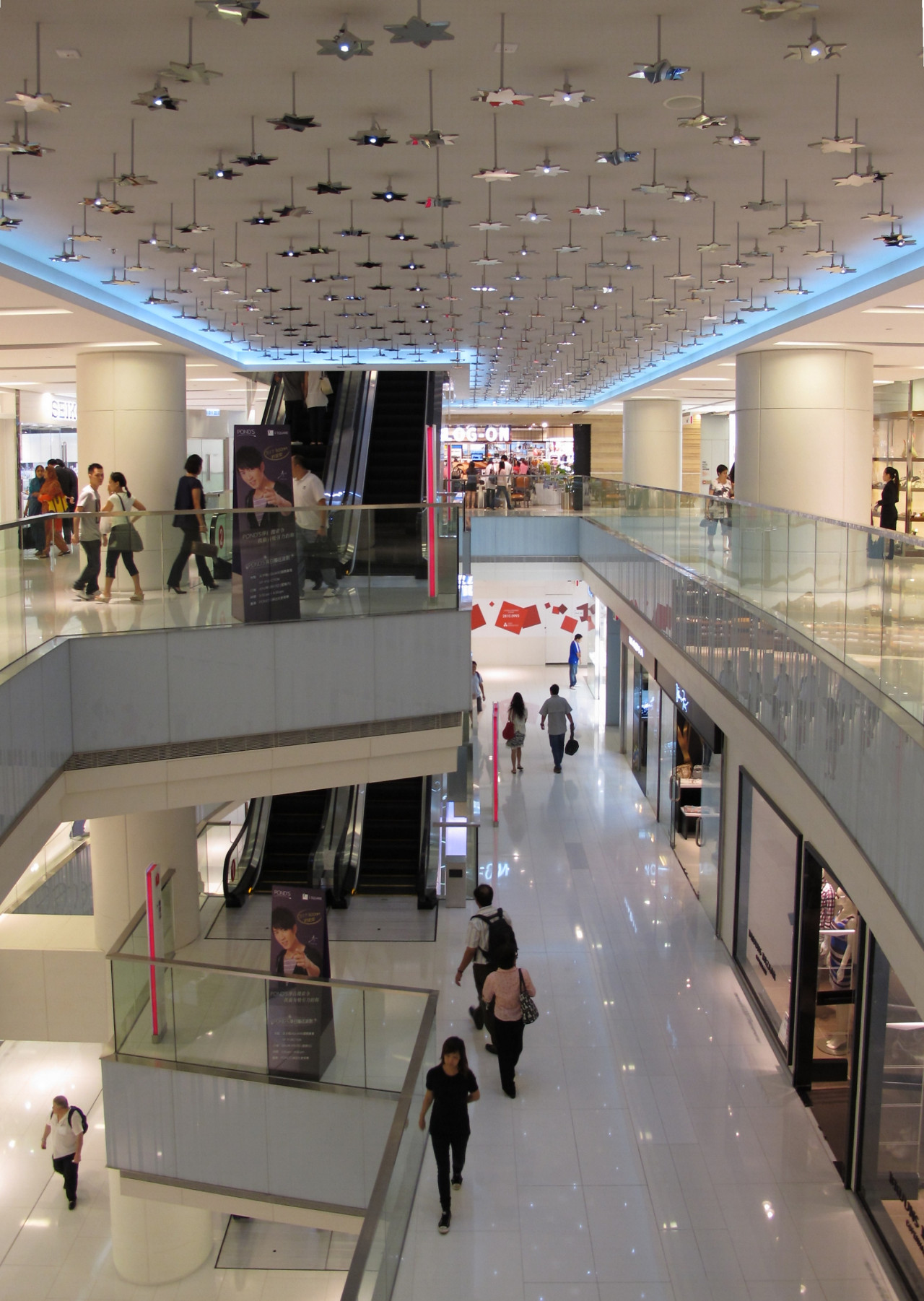 網民解構尖沙咀iSQUARE死場成因 竟關扶手電梯事？網民列「救死場四寶」提高人流 | ezone