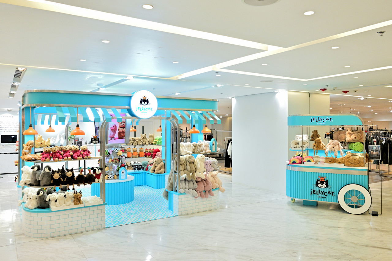 Jellycat 迷注意！銅鑼灣連卡佛快閃店獨家發售粉紅咖啡杯袋 經典兔兔、水煮蛋系列同步登場 | ezone