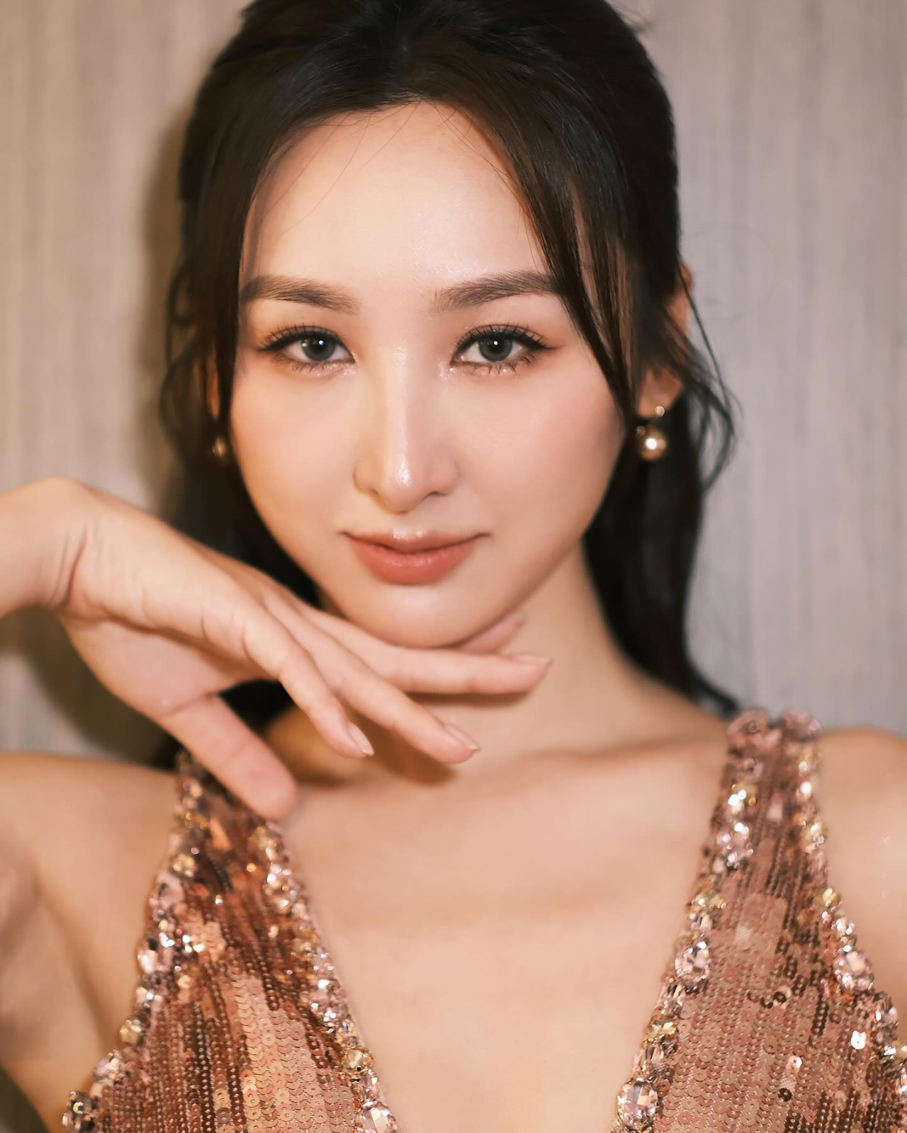 高海寧激罕性感疑因太暴露要胸前加布 Deep V晒澎湃上圍事業線深不見底 | UHK 港生活