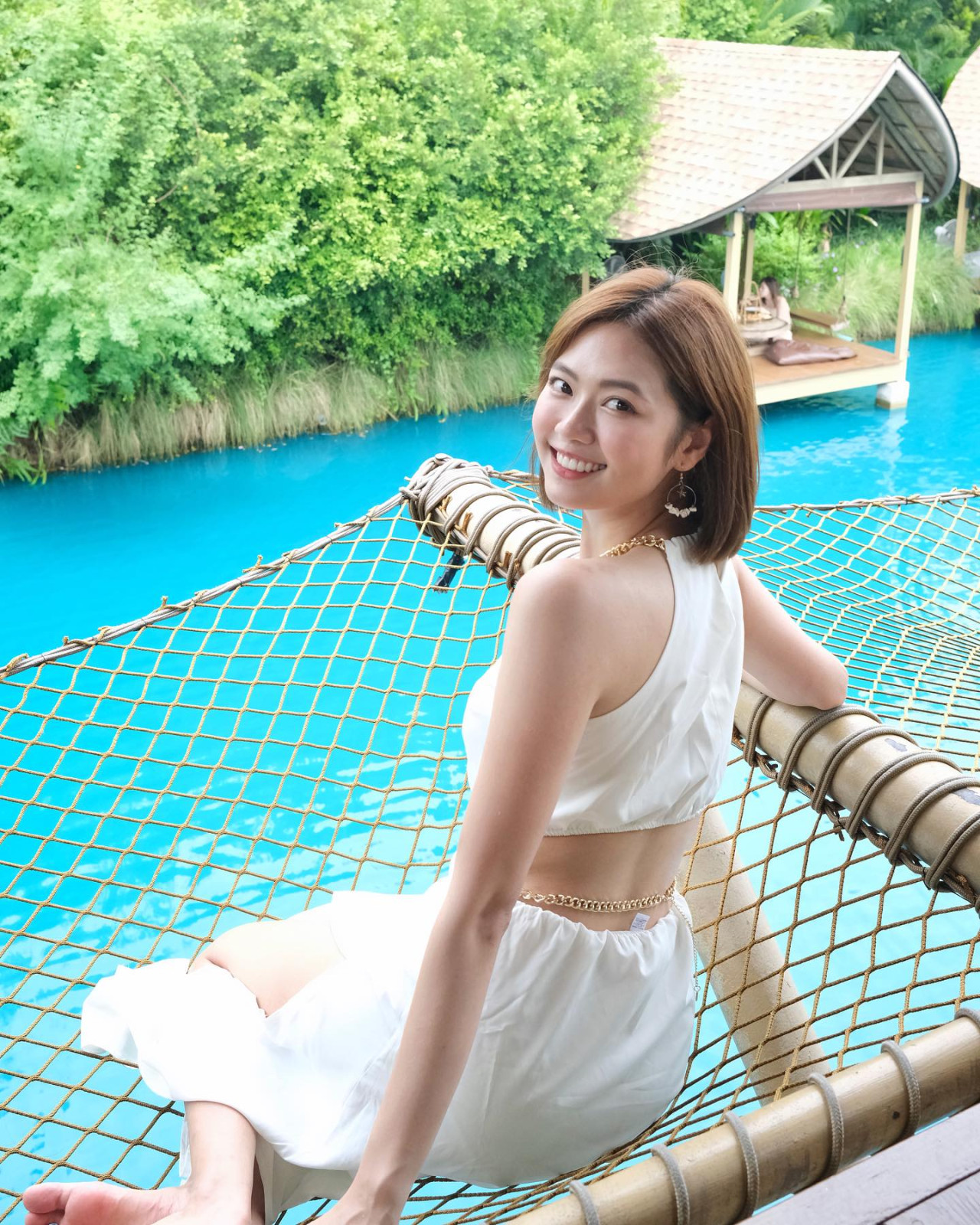 A0游嘉欣純欲風吊帶谷胸玩「男友視角」 試水溫轉型性感惹哄動：索腿世一！ | UHK 港生活