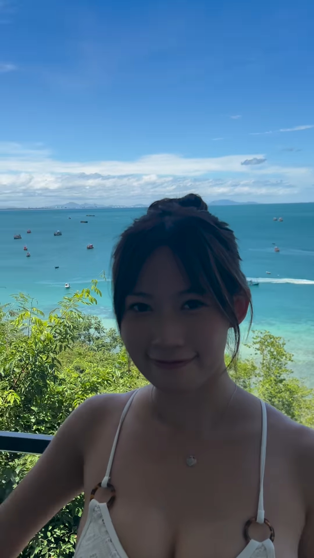 波波黃婧靈「首著」私伙比堅尼狂曬34E 換足N套泳衣核彈級美胸超越郭珮文 | UHK 港生活