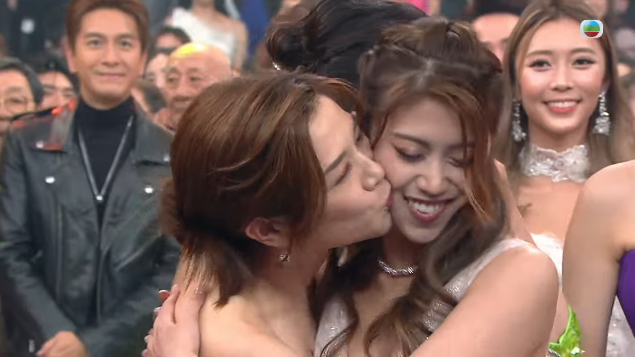 TVB台慶2024｜麥美恩再度胸壓得獎女藝人 郭珮文鍾翠詩黃金畫面造福網民 | UHK 港生活