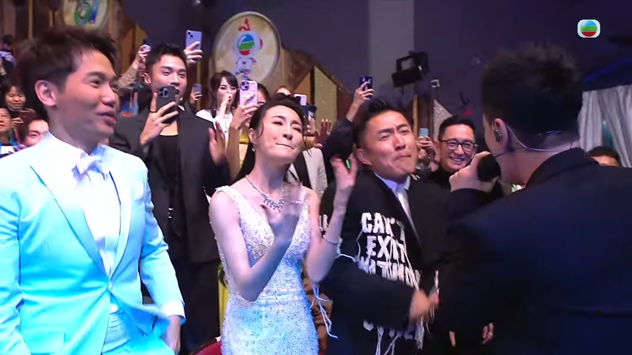 TVB台慶2024｜林峯壓軸出場表演全場high爆 走落台興奮攬攬呢位女藝人 | UHK 港生活