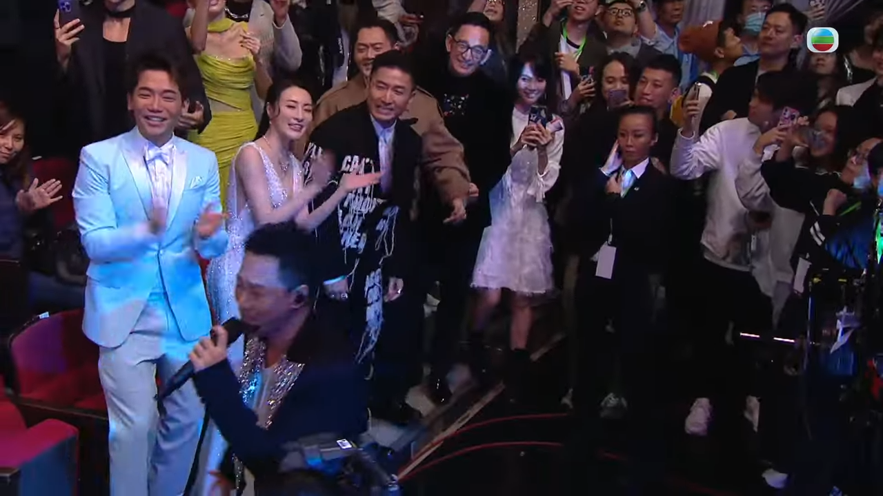 TVB台慶2024｜林峯壓軸出場表演全場high爆 走落台興奮攬攬呢位女藝人 | UHK 港生活