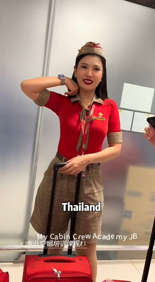 內地KOL要求泰籍空姐講中文 空姐一臉無奈 網民怒轟「出去別說自己中國人」 | ezone