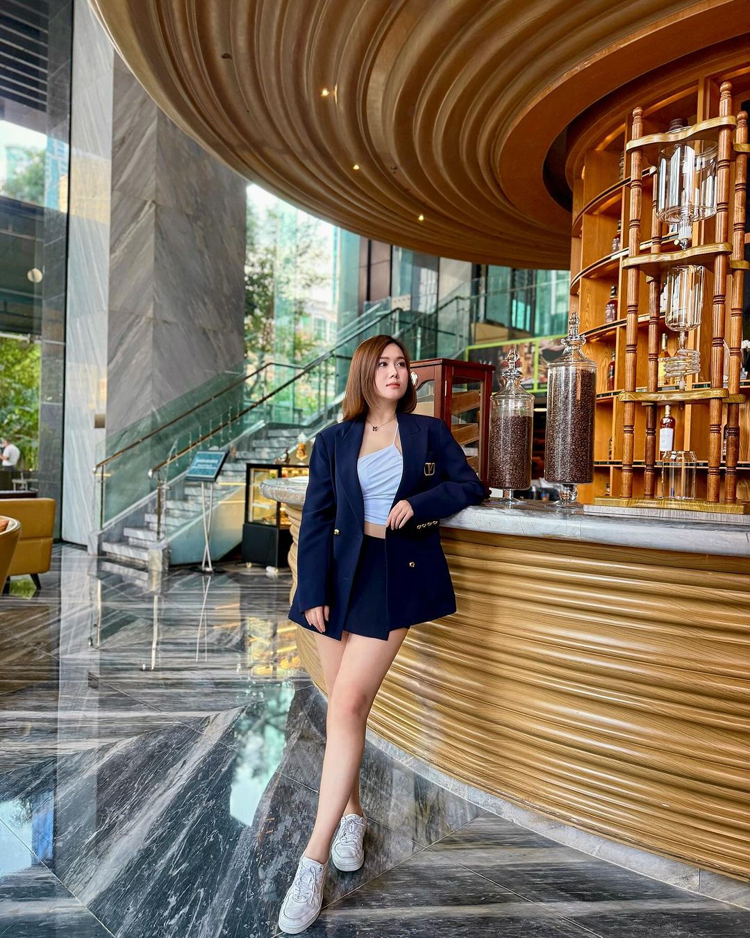 朱晨麗生日執相極誇張P相P到似Barbie 巨胸閨蜜邪惡DeepV機心搶鏡 | UHK 港生活