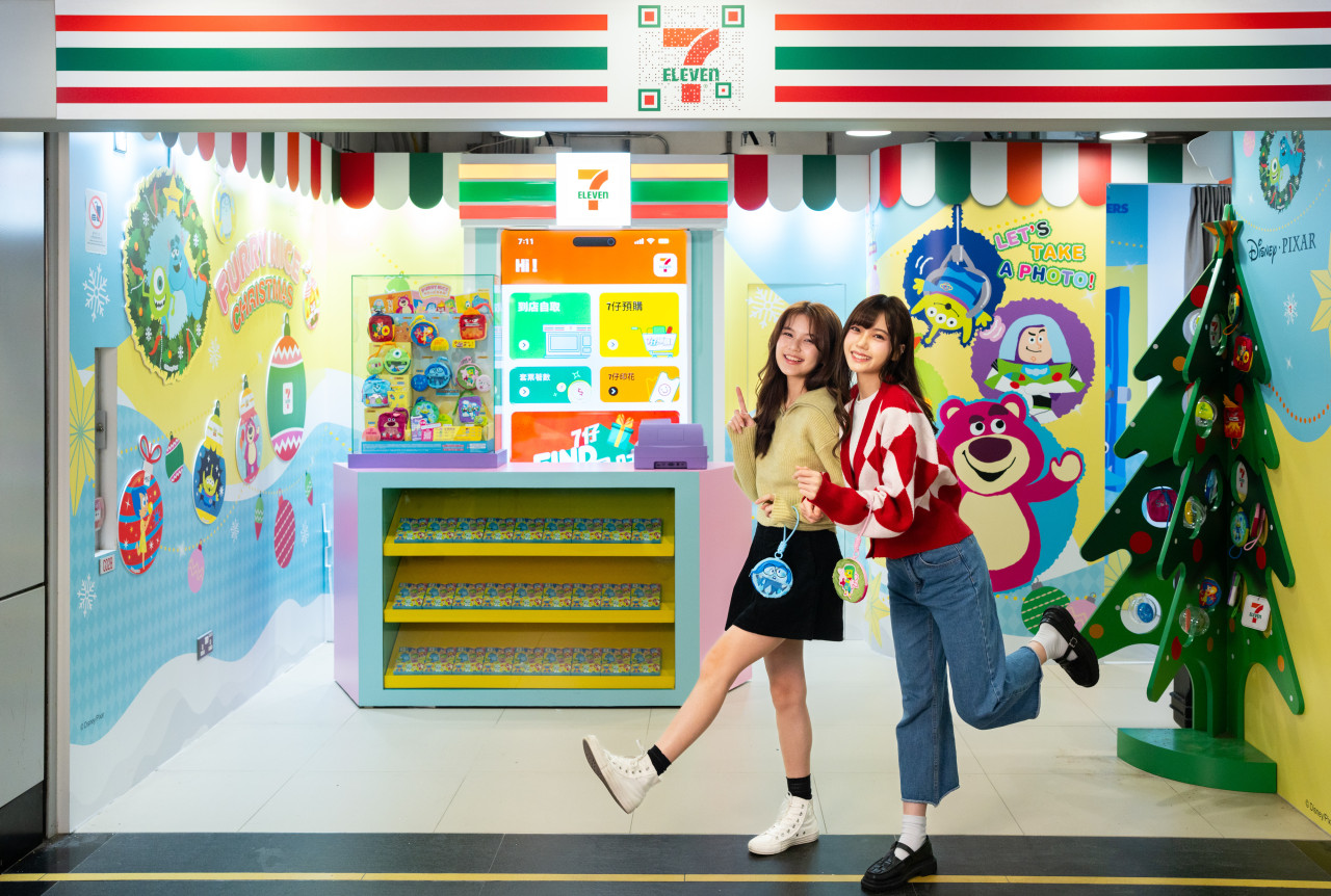 7-Eleven x Disney Pixar 聖誕限定店登陸九龍塘！免費自拍館+2大打卡位 | UHK 港生活
