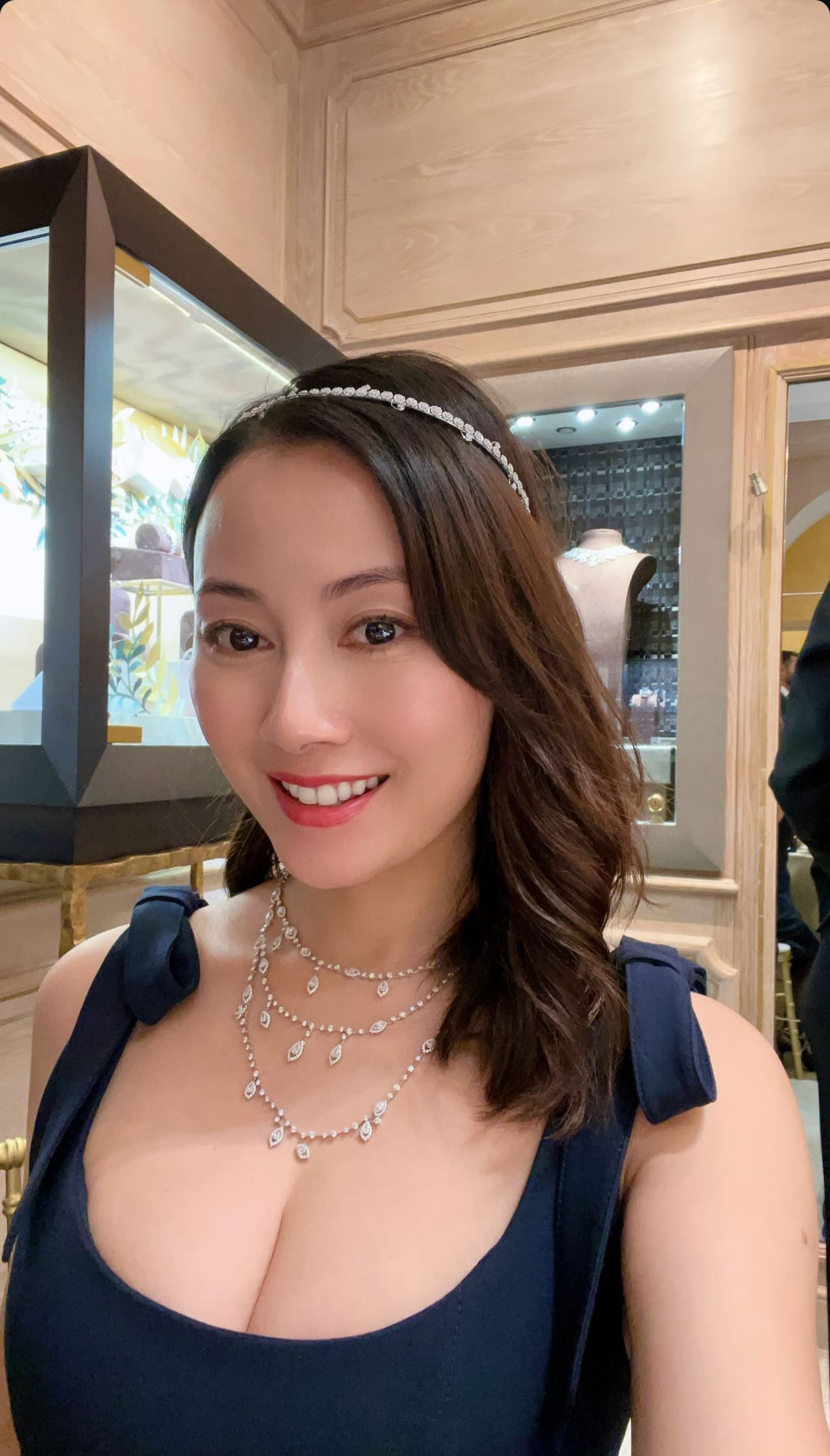 袁嘉敏火辣騷超深長事業線！34D上圍再度發育展現驚人曲線震撼網民視覺！ | UHK 港生活