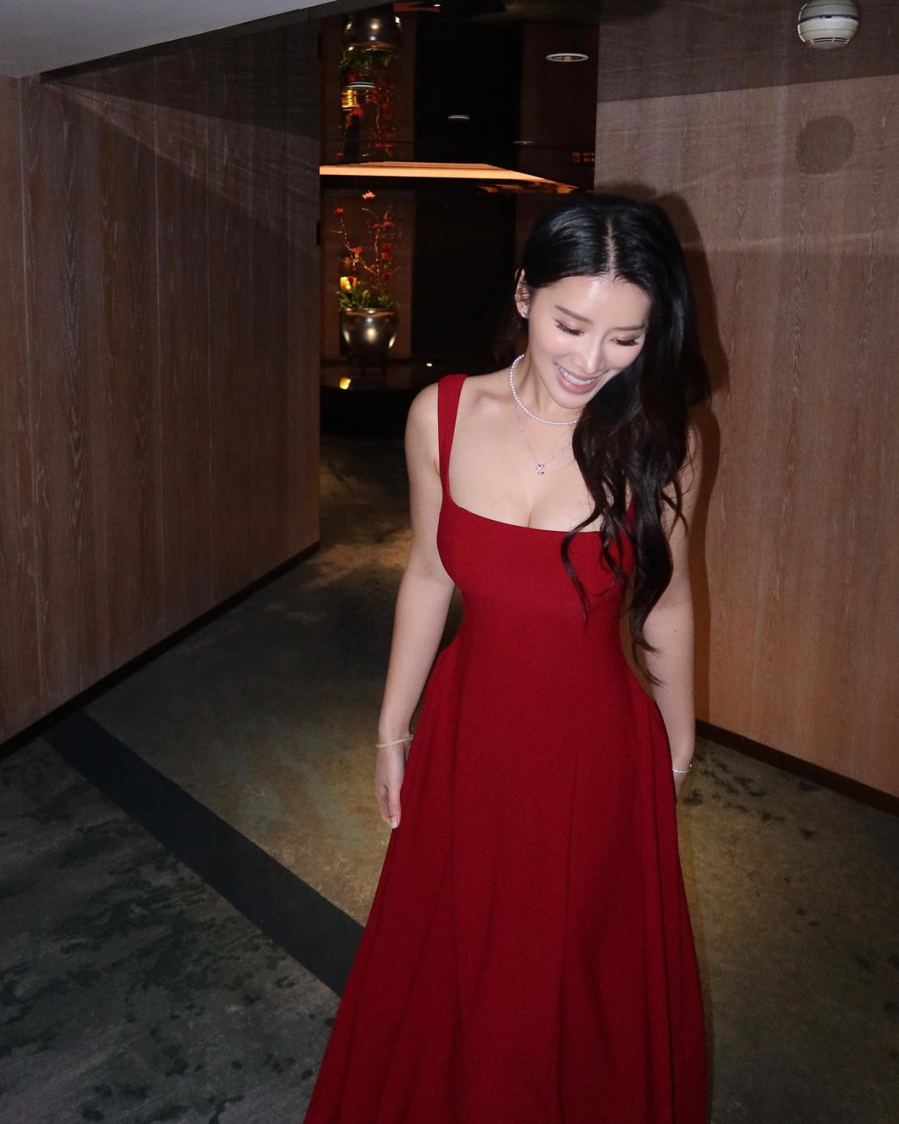 郭珮文逼爆上衣低胸性感砌貓屋 閨蜜同擁巨胸好身材俯身角度極震撼 | UHK 港生活