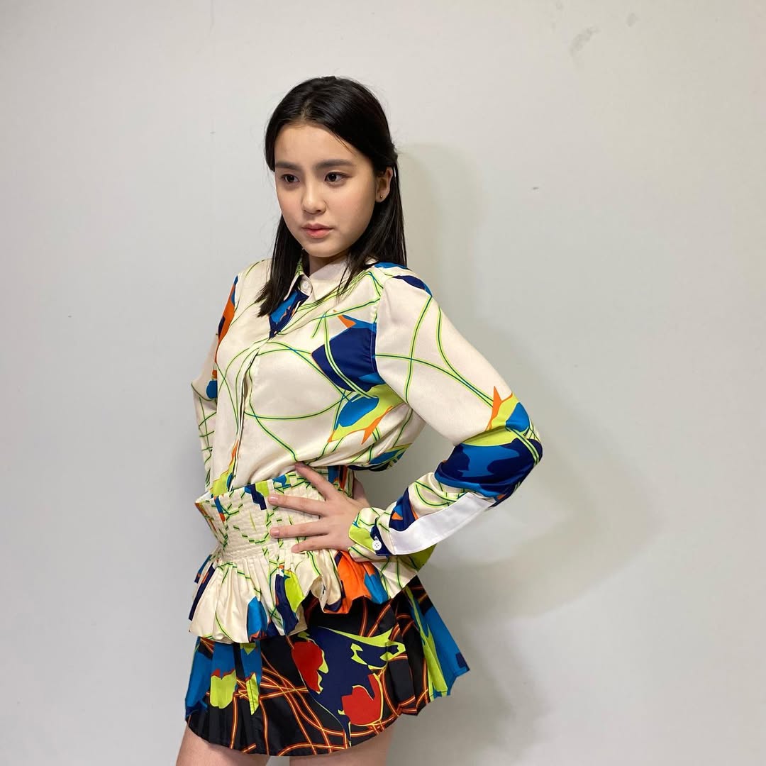 姚焯菲緊身白tee生圖曝光18歲好身材 照片瘋傳逾20萬人睇過：「真暴風成長」 | UHK 港生活