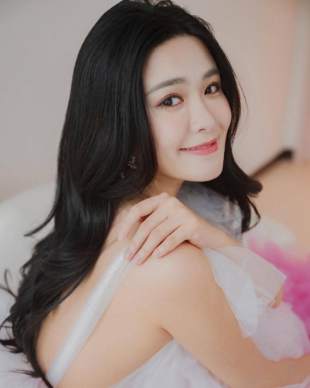 江嘉敏晒超性感寫真入行最搏一次 吊帶低胸谷盡事業線深不見底 | UHK 港生活