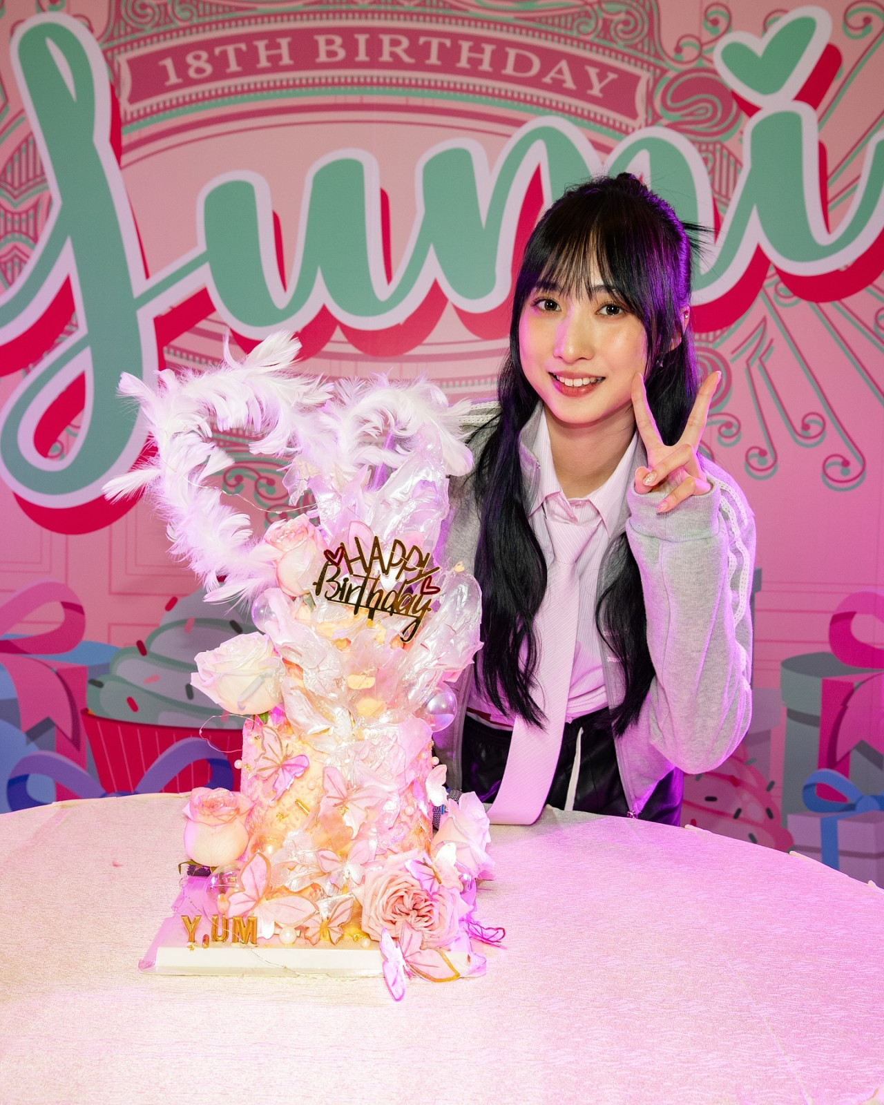 鍾柔美Yumi黑髮平陰新髮型氣質出眾 18歲成人禮初嘗性感大Deep V | UHK 港生活