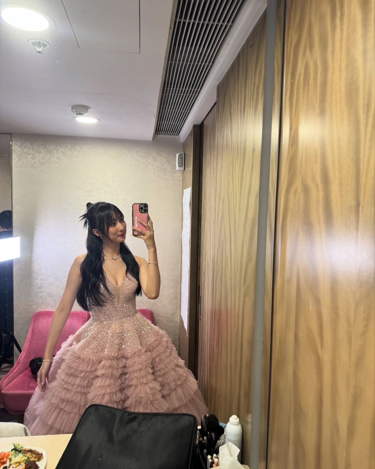 鍾柔美Yumi黑髮平陰新髮型氣質出眾 18歲成人禮初嘗性感大Deep V | UHK 港生活