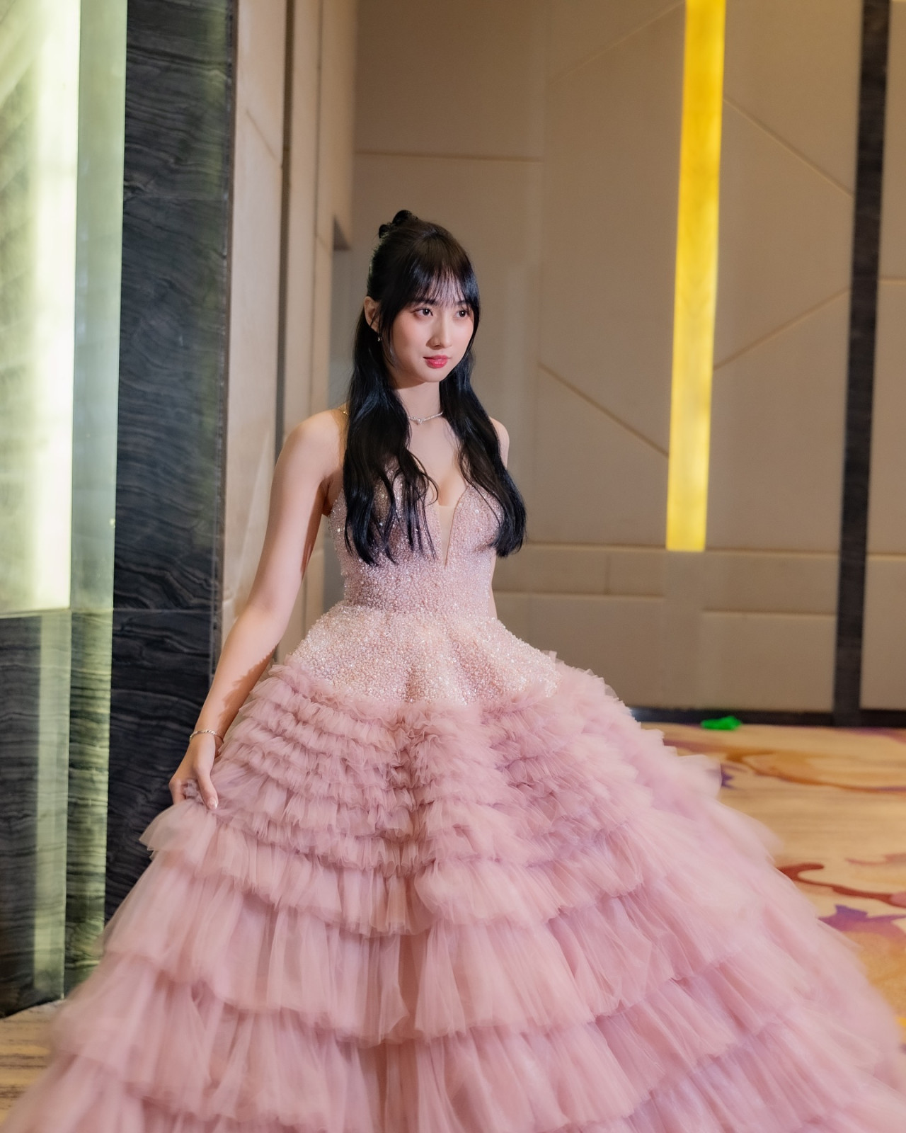 鍾柔美Yumi黑髮平陰新髮型氣質出眾 18歲成人禮初嘗性感大Deep V | UHK 港生活