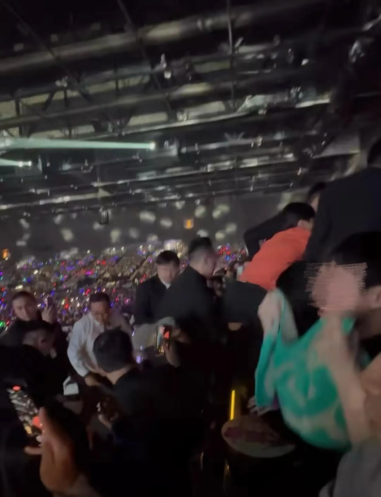 YOASOBI演唱會｜男fans站立盡興打call 疑後排觀眾投訴 遭多名保安抬走起爭議 | ezone