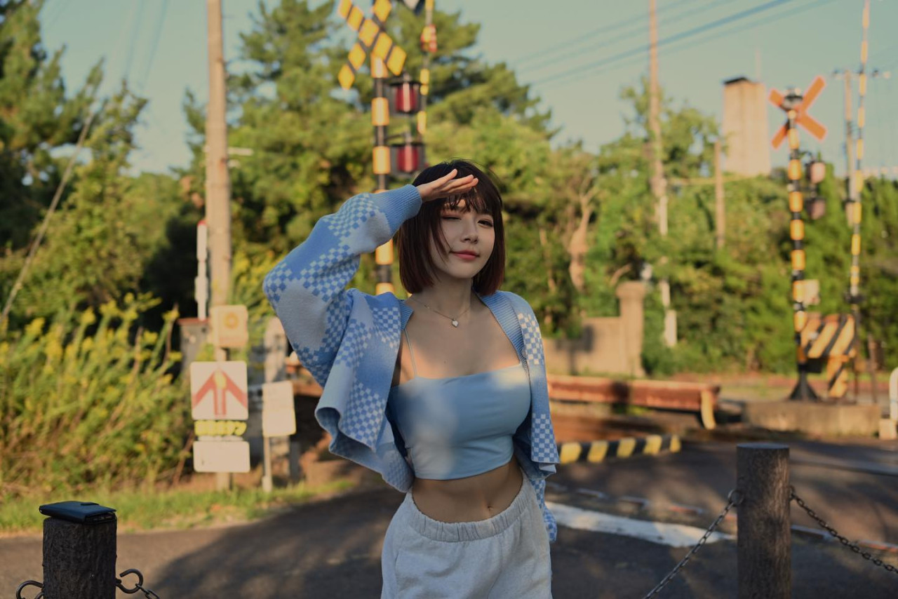 林明禎超鬆身背心疑洩34E胸前春光 彎腰瞬間畫面引網民暴動：我有冇睇錯 | UHK 港生活