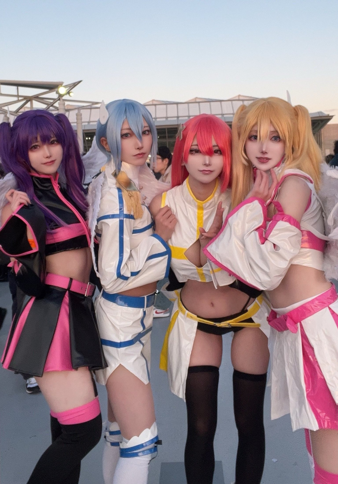 「天使空挺隊」Cosplay 降臨日本C105盛會 還原《2.5次元的誘惑》全員場面 | ezone
