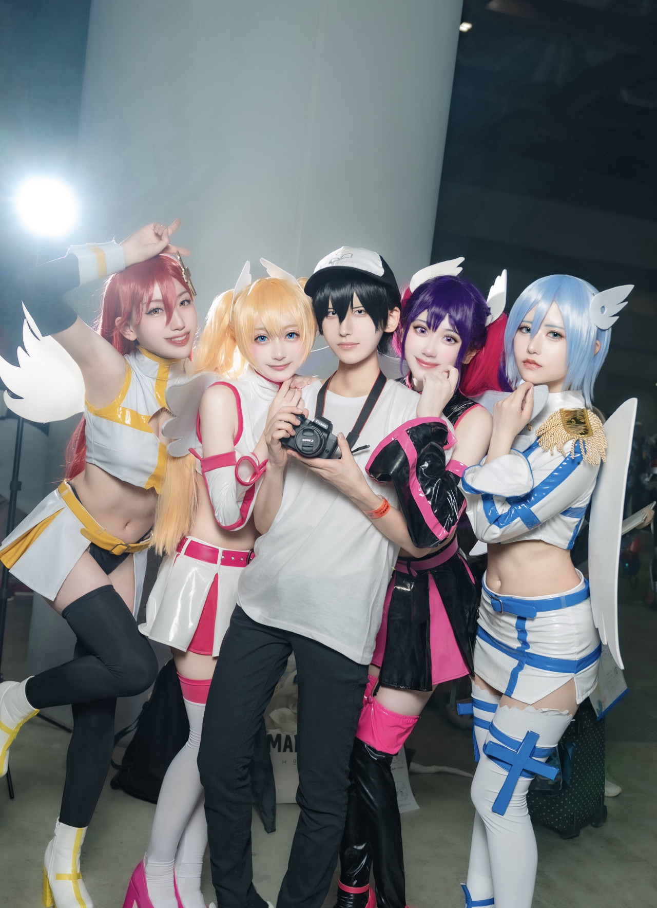 「天使空挺隊」Cosplay 降臨日本C105盛會 還原《2.5次元的誘惑》全員場面 | ezone