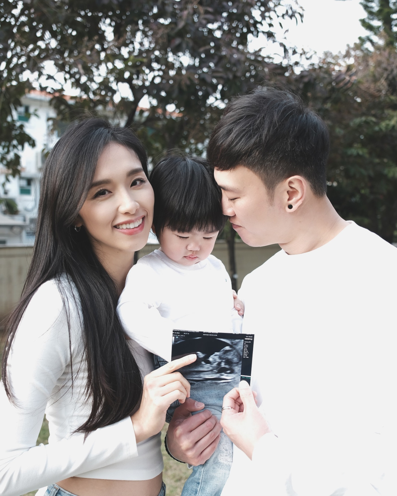 33歲女藝人元旦日宣布懷孕第二胎喜訊！IG貼全家福：「估唔到能夠3年抱兩」 | UHK 港生活