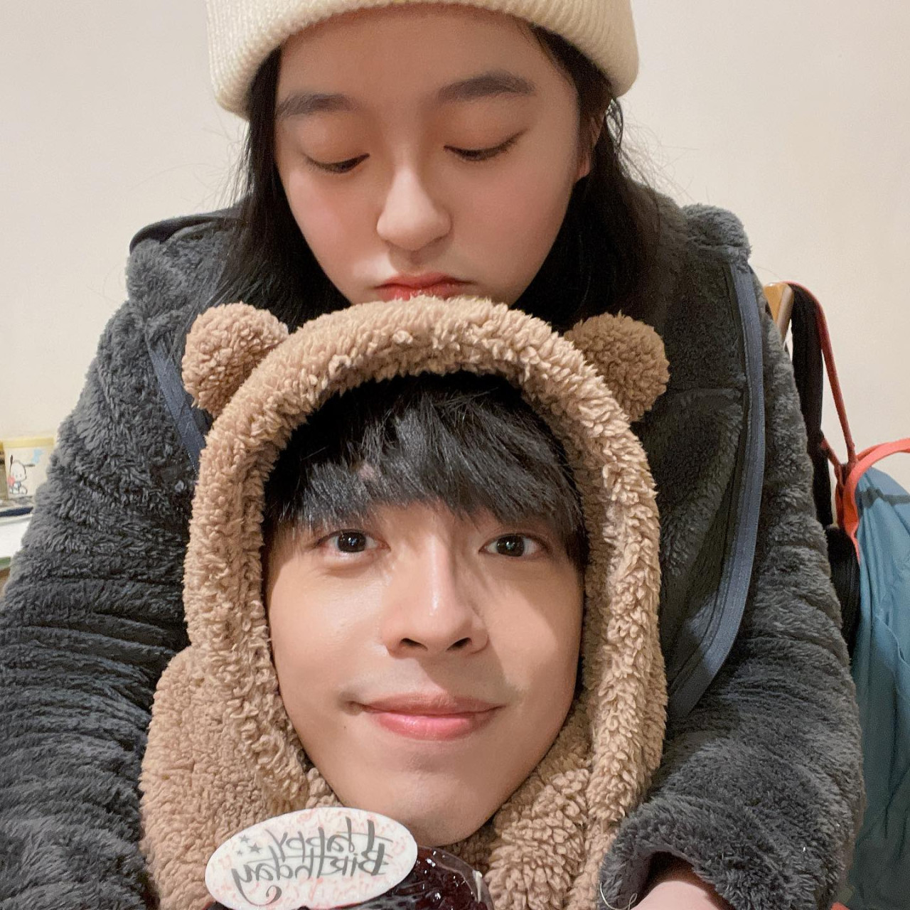 Edan與20歲細妹小如豬面貼面嘟嘴 兄妹零距離親密合照掀熱議 | UHK 港生活