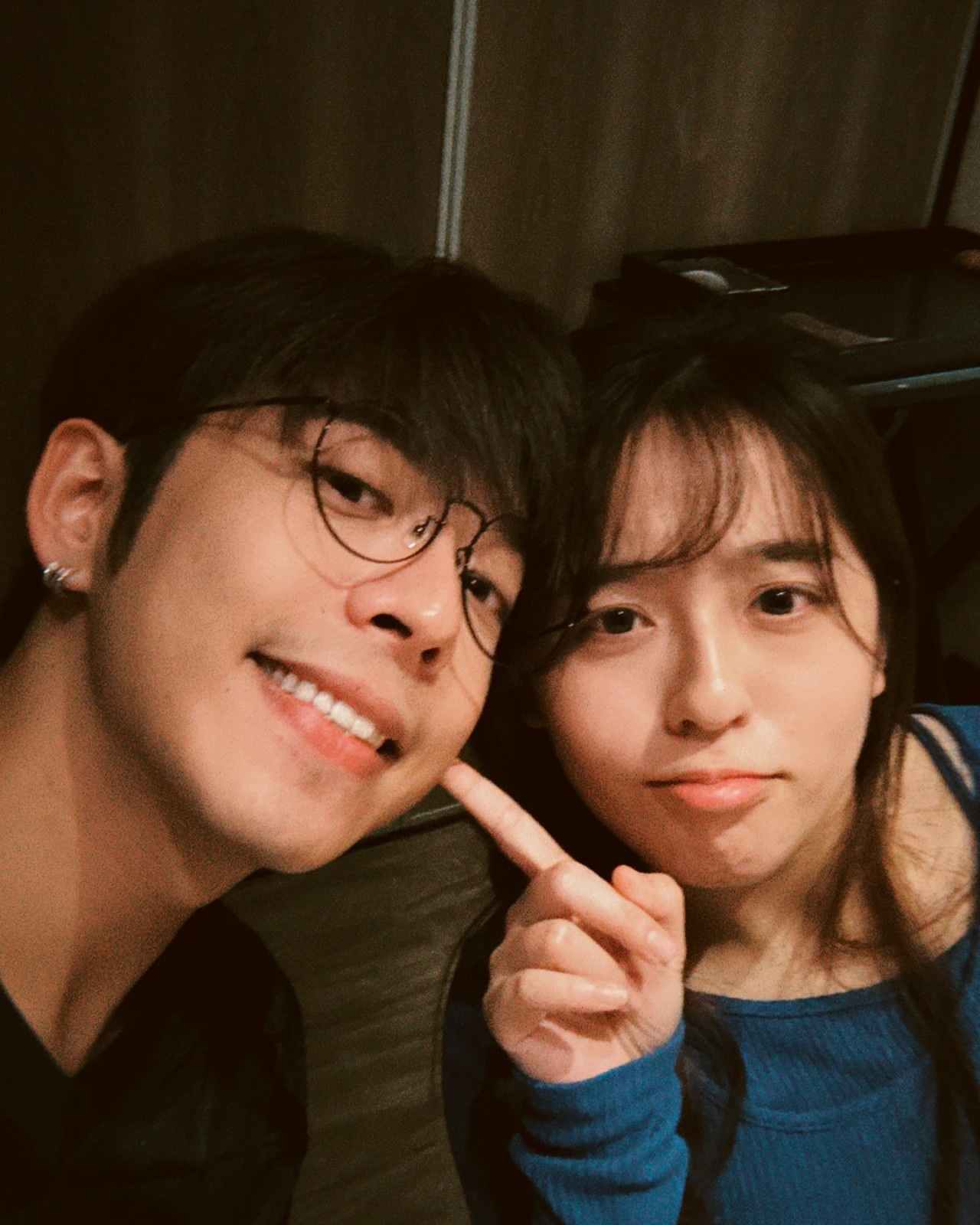 Edan與20歲細妹小如豬面貼面嘟嘴 兄妹零距離親密合照掀熱議 | UHK 港生活