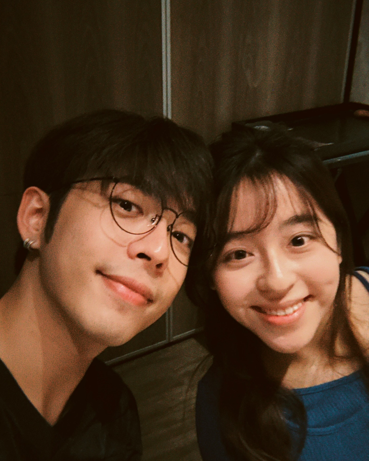 Edan與20歲細妹小如豬面貼面嘟嘴 兄妹零距離親密合照掀熱議 | UHK 港生活