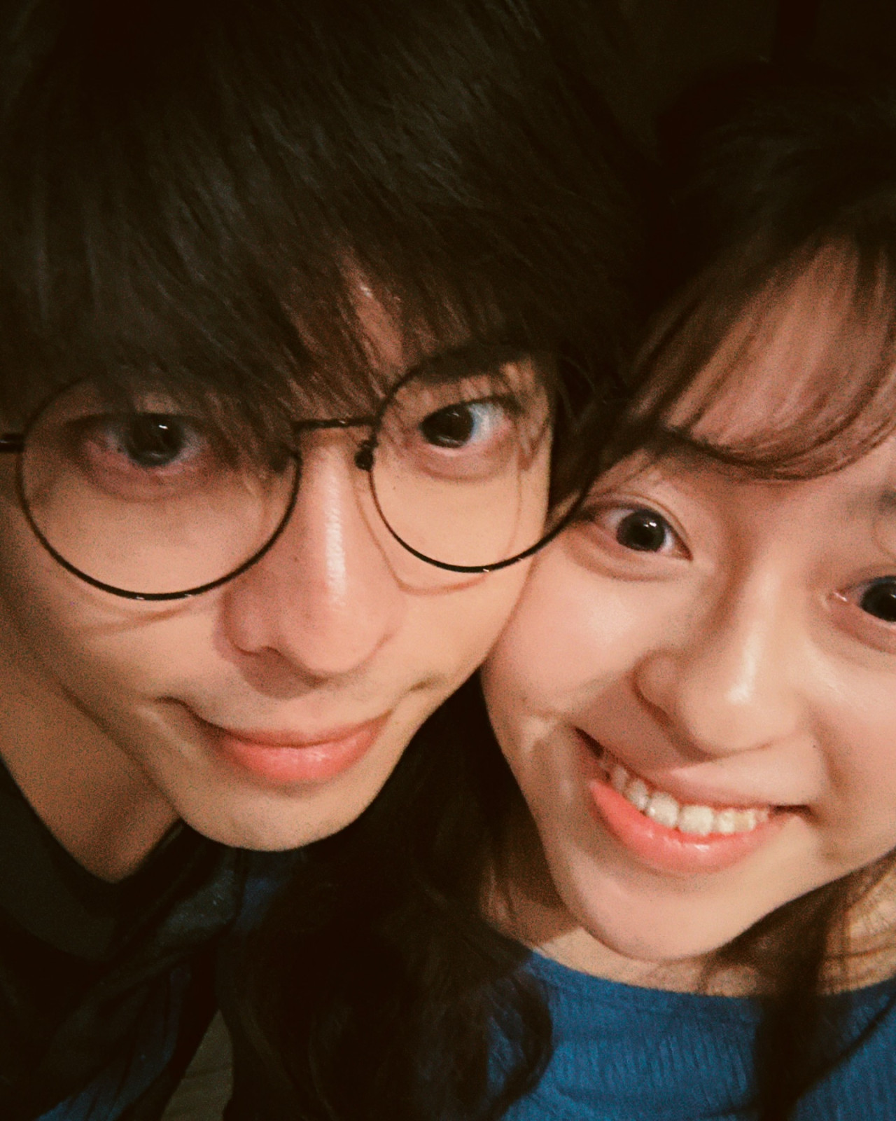 Edan與20歲細妹小如豬面貼面嘟嘴 兄妹零距離親密合照掀熱議 | UHK 港生活