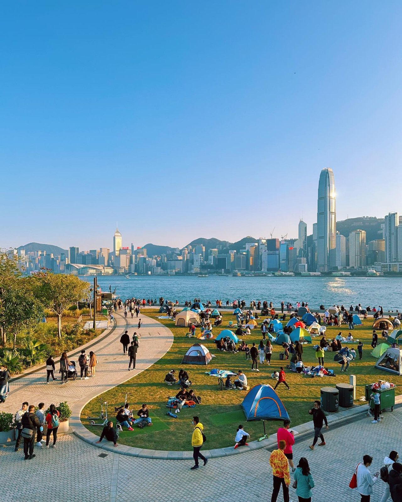 新年煙花匯演2025｜維港夜空綻放璀璨煙火！最佳免費觀賞地點+交通指南+避開人潮秘訣 東岸板道成新熱點 | ezone