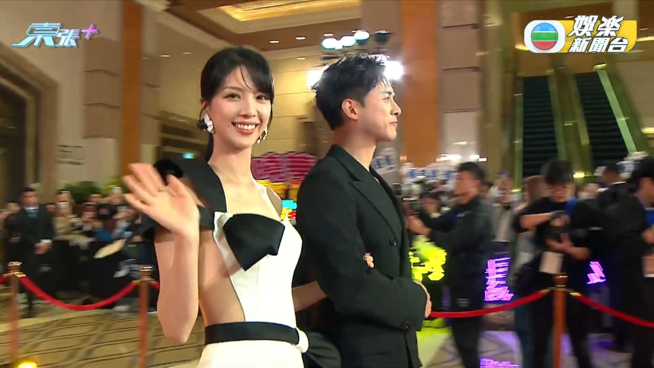 萬千星輝頒獎典禮2024｜兩大港姐冠軍開戰馮盈盈大DeepV 陳曉華真空露側胸戰鬥格上陣 | UHK 港生活