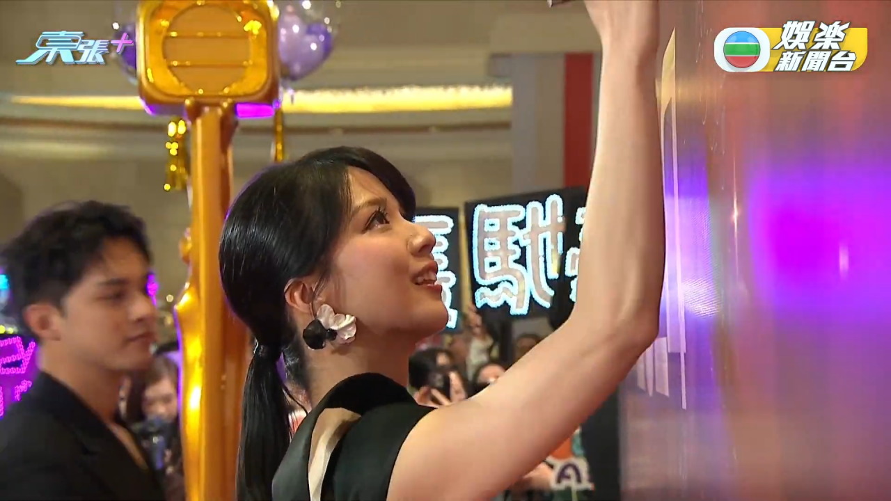 萬千星輝頒獎典禮2024｜兩大港姐冠軍開戰馮盈盈大DeepV 陳曉華真空露側胸戰鬥格上陣 | UHK 港生活