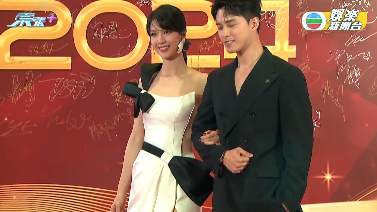 萬千星輝頒獎典禮2024｜兩大港姐冠軍開戰馮盈盈大DeepV 陳曉華真空露側胸戰鬥格上陣 | UHK 港生活