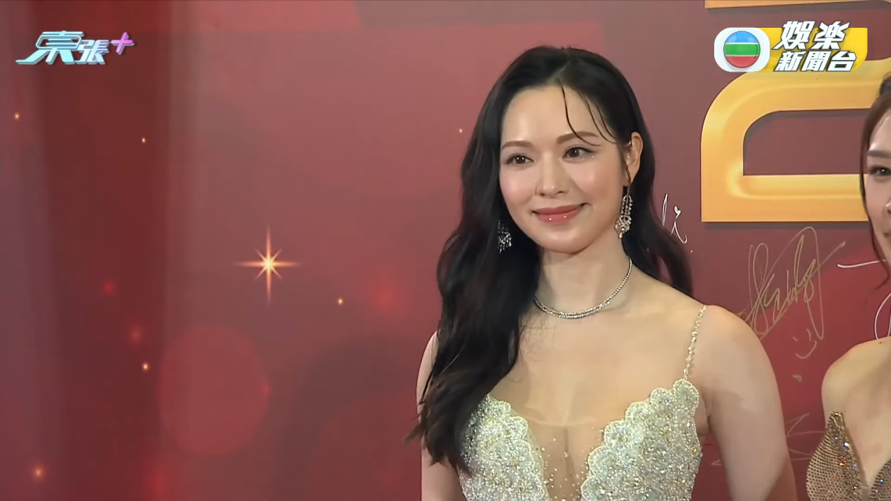 萬千星輝頒獎典禮2024｜兩大港姐冠軍開戰馮盈盈大DeepV 陳曉華真空露側胸戰鬥格上陣 | UHK 港生活