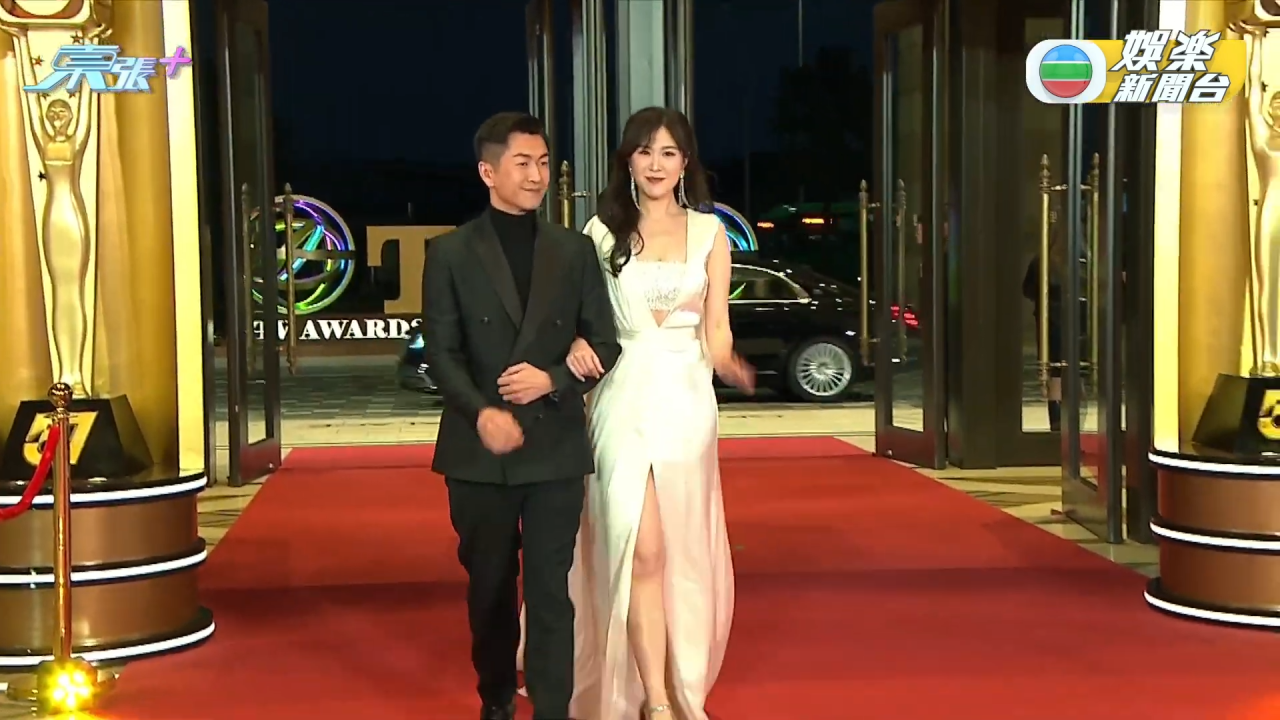 萬千星輝頒獎典禮2024｜兩大港姐冠軍開戰馮盈盈大DeepV 陳曉華真空露側胸戰鬥格上陣 | UHK 港生活